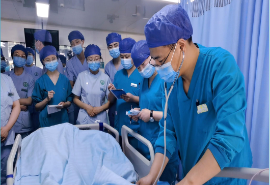 小伙小感冒住进 ICU， 20 多个科室的医护 45 天「鬼门关」抢人 - 医院汇 - 丁香园