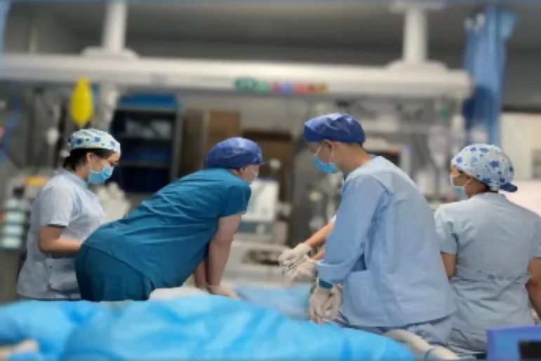 小伙小感冒住进 ICU， 20 多个科室的医护 45 天「鬼门关」抢人 - 医院汇 - 丁香园